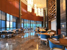 Pequeno-almoço tipo buffet diário mediante uma taxa