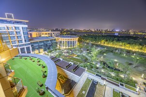 Suite, vista para o lago | Minibar, cofre no quarto, secretária, cortinas/cortinados opacos 