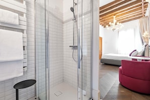 Suite Júnior, vista para o mar | Casa de banho | Um polibã, um chuveiro fixo, artigos de higiene ecológicos