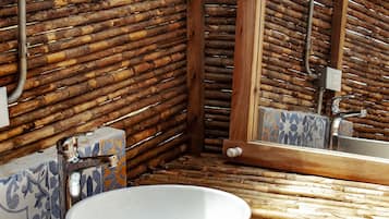 Quarto Tradicional | Casa de banho | Um polibã, artigos de higiene pessoal grátis, toalhas fornecidas