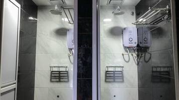 Um polibã, artigos de higiene pessoal grátis, um secador de cabelo