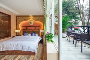 Quarto casal luxo | Escrivaninha, cortinas blackout, Wi-Fi de cortesia