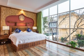 Quarto casal luxo | Escrivaninha, cortinas blackout, Wi-Fi de cortesia