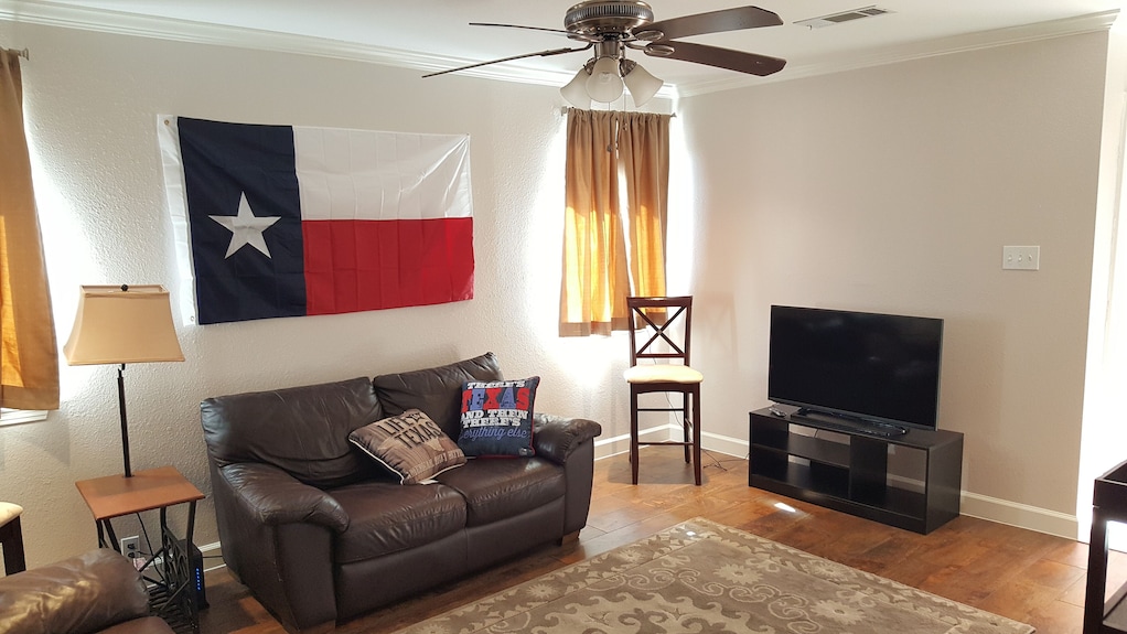 Comfy, Fully Remodeled Condo, Convenient Location - Austin, TX