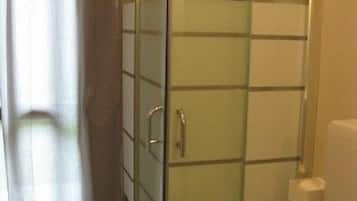 Um polibã, artigos de higiene pessoal grátis, um secador de cabelo
