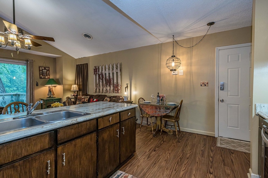 Helen Riverfront 1br 1ba Condo | Balcony Overlooking River | Downtown Helen - Helen, GA