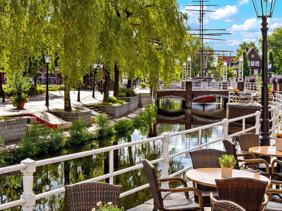 Terraço com espreguiçadeiras