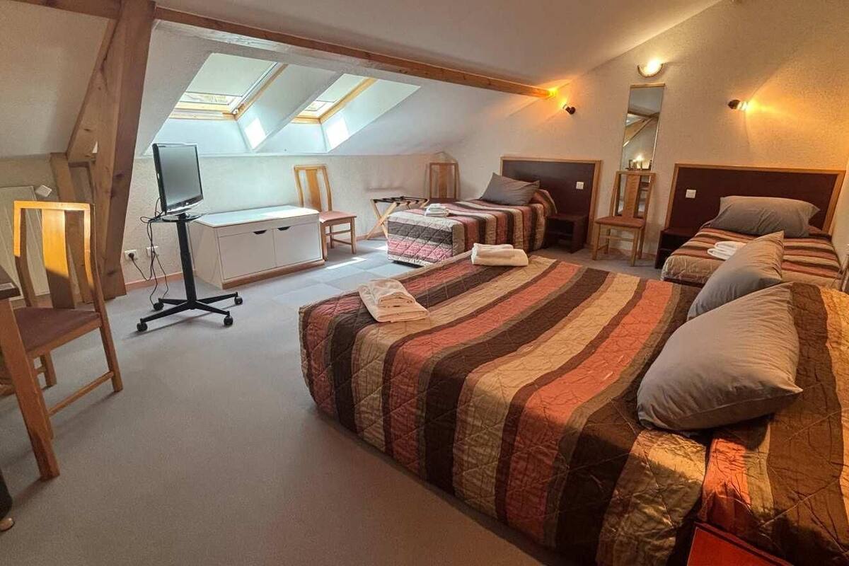 Quarto quádruplo standard, várias camas | Escrivaninha, quartos à prova de som, Wi-Fi de cortesia, roupa de cama
