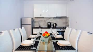 Vila, piscina particular | Cozinha privada | Geladeira grande, fogão, cooktop, cafeteira/chaleira