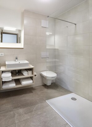 Chuveiro, secador de cabelo, toalhas de banho