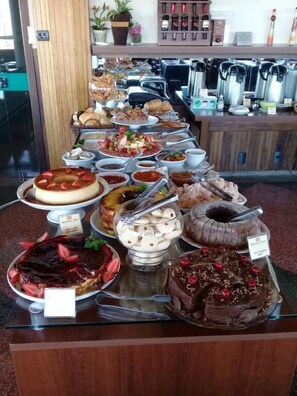 Buffet com diversos doces e pratos.