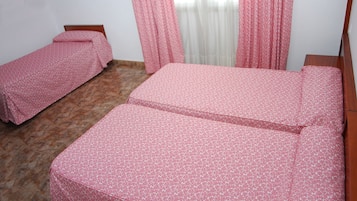 Quarto Triplo, 3 camas individuais | Cortinas/cortinados opacos, roupa de cama fornecida