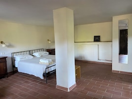 Quarto Clássico com Cama de Casal (in Villa) | Ferro/tábua de engomar, roupa de cama fornecida 