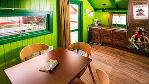 Wilderness Cabin (Linen Excluded) | Minibar, berços/camas para crianças, Wi-fi grátis 