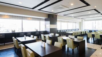 Pequeno-almoço tipo buffet diário (1500 JPY por pessoa)