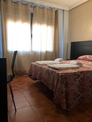 Cortinas/cortinados opacos, roupa de cama fornecida 