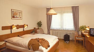 Quarto casal ou duplo básico, para não fumantes | Roupas de cama antialérgicas, cofres nos quartos, cortinas blackout