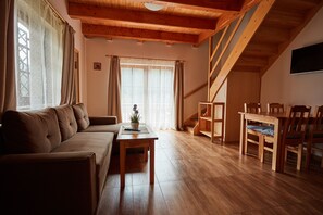 Apartamento luxo, em edifício anexo | Área de estar | TV