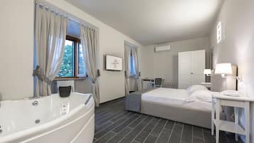 Quarto Duplo Deluxe, banheira | Banheira de hidromassagem