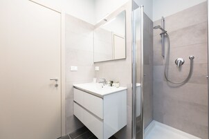 Quarto Clássico com Cama de Casal | Casa de banho | Artigos de higiene pessoal grátis, um secador de cabelo 
