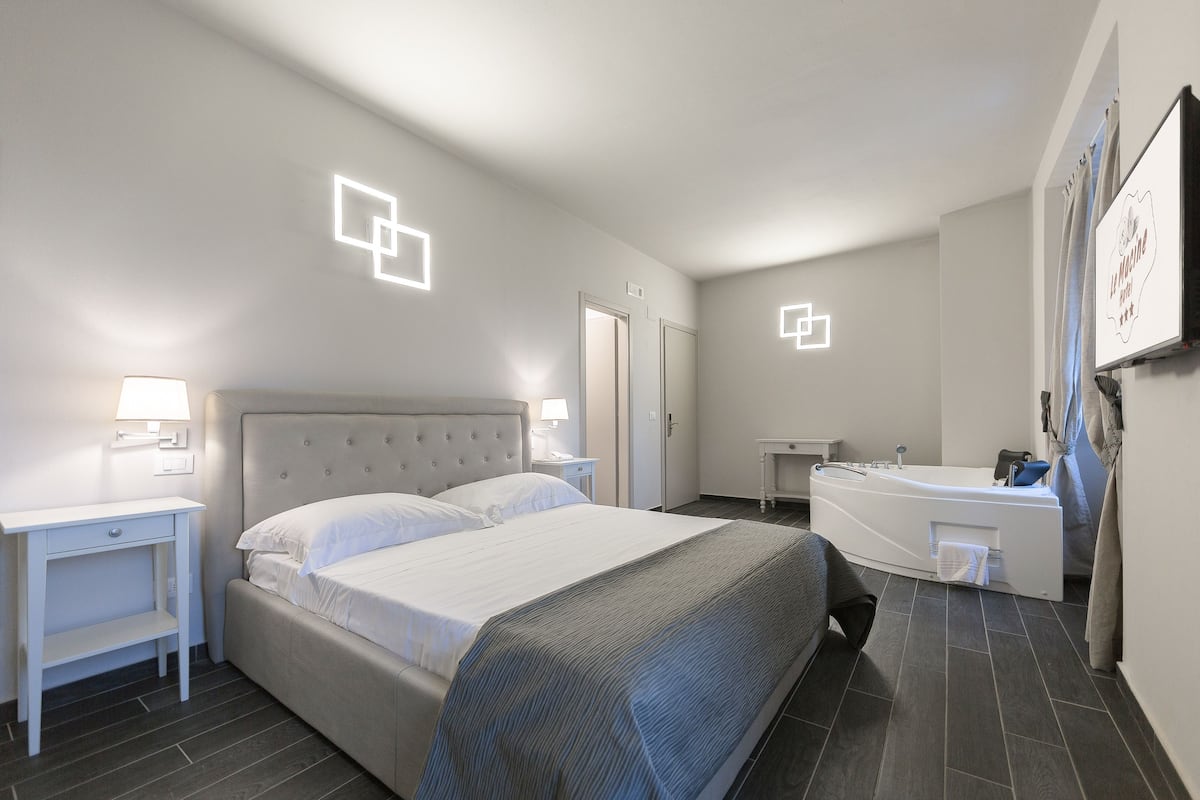 Quarto Duplo Deluxe, banheira | Minibar, cofre no quarto, secretária, quartos insonorizados