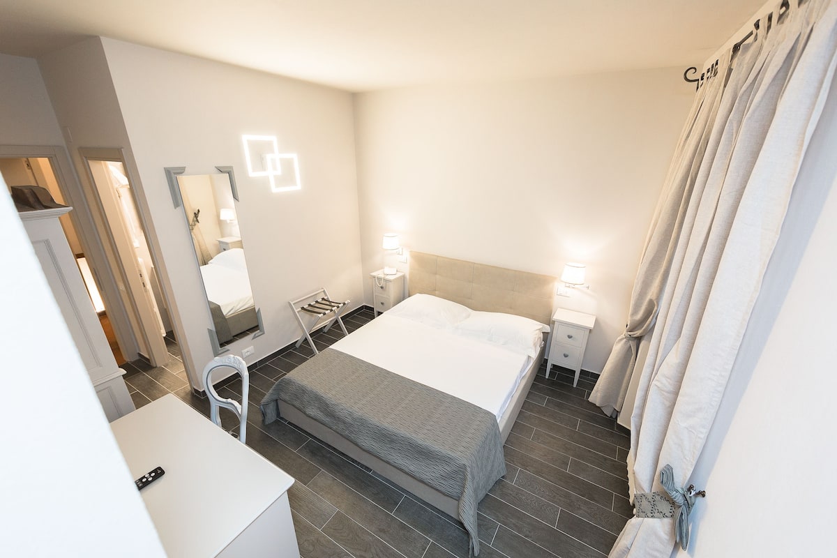 Minibar, cofre no quarto, secretária, quartos insonorizados