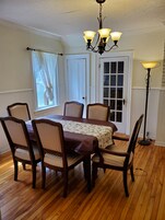 Quarto com design assinado | Opções para refeição no quarto