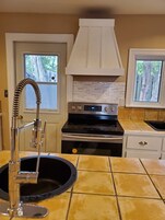 Quarto com design assinado | Cozinha privada | Micro-ondas, cafeteira/chaleira