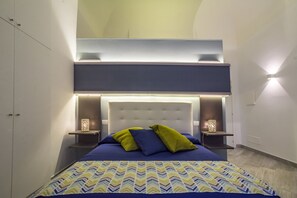 Quarto Quádruplo Exclusivo, casa de banho privativa, Vista para a cidade | Camas de colchão viscoelástico, minibar, cofre no quarto, secretária 