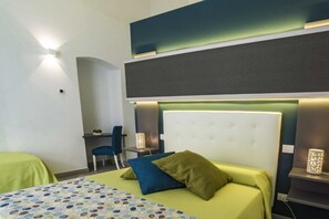 Quarto Triplo Exclusivo, casa de banho privativa, vista para o jardim | Camas de colchão viscoelástico, minibar, cofre no quarto, secretária 