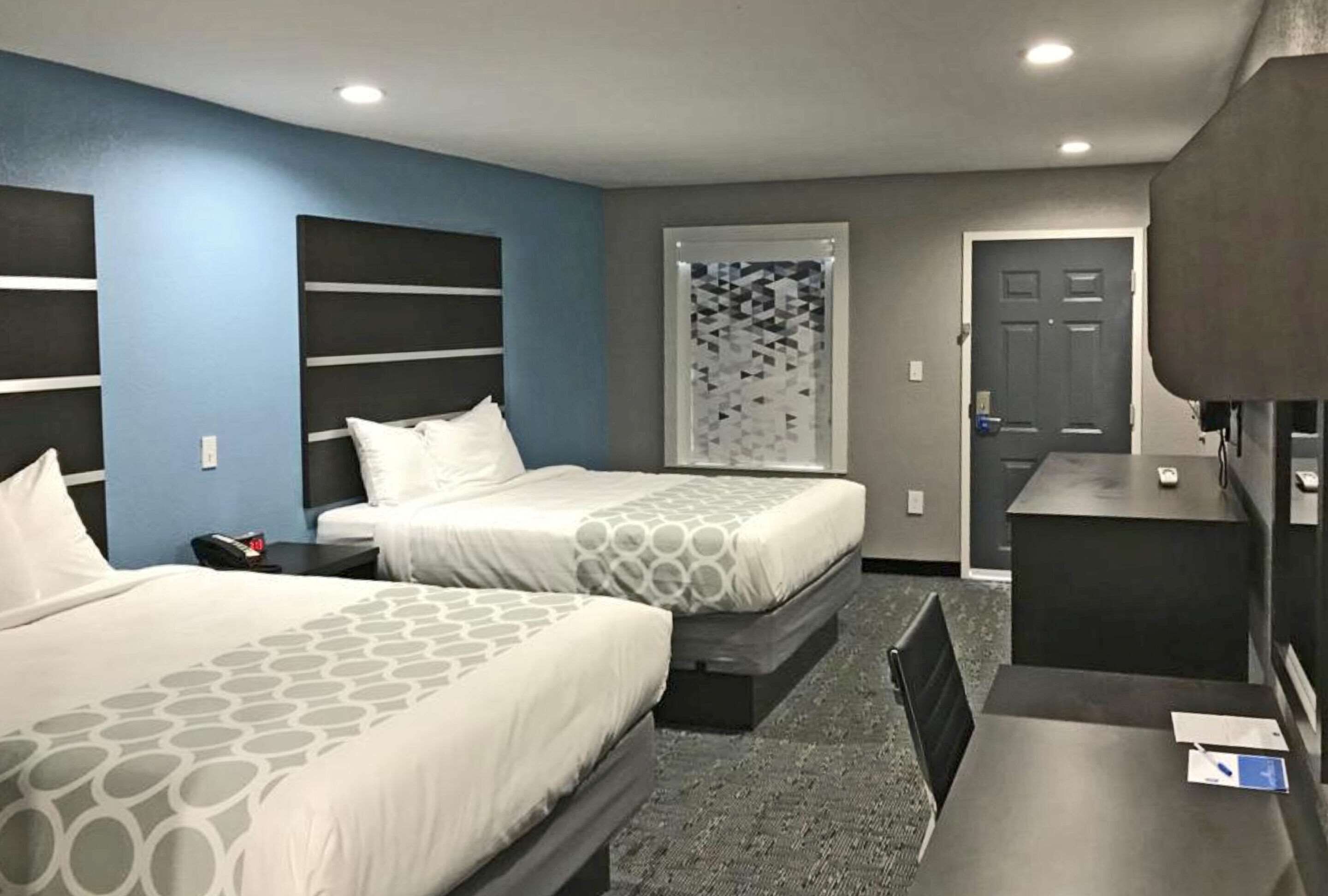 Edredões de penas, camas de colchão pillowtop, secretária 