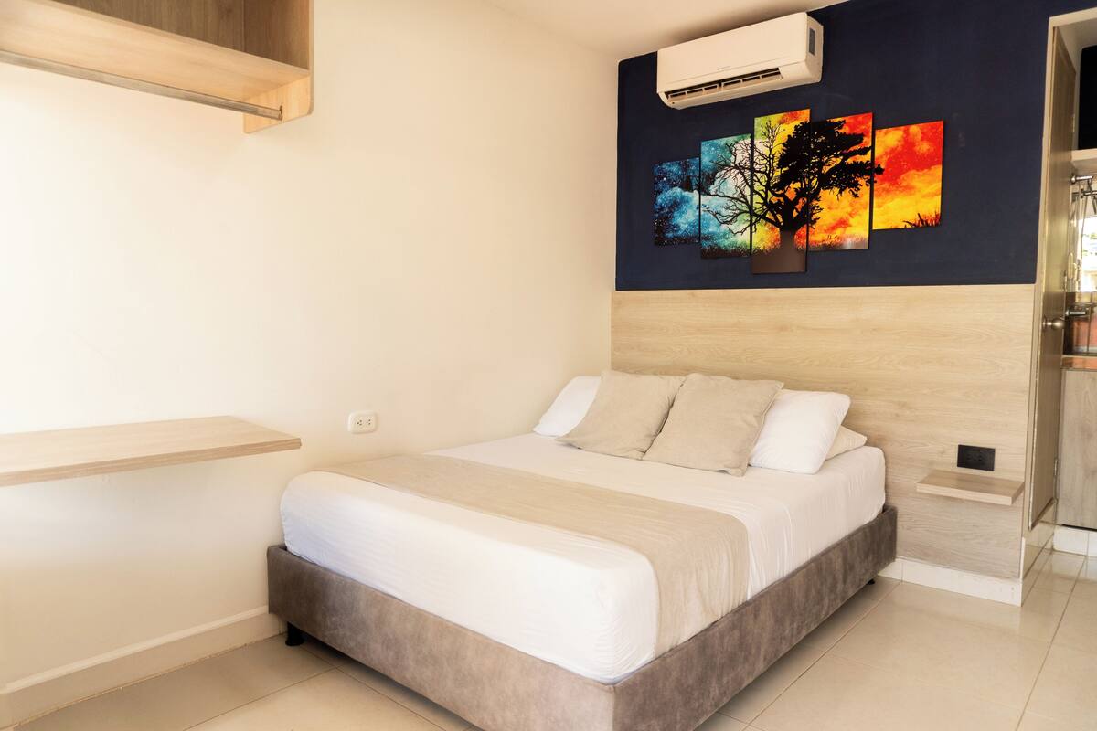 Quarto Duplo Standard | Secretária, cortinas/cortinados opacos, roupa de cama fornecida 