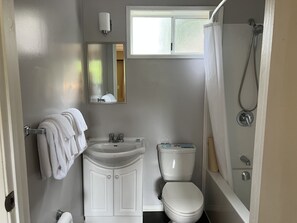 Quarto solteiro empresarial, 1 cama Queen | Banheiro | Chuveiro/banheira combinados, produtos de toalete grátis