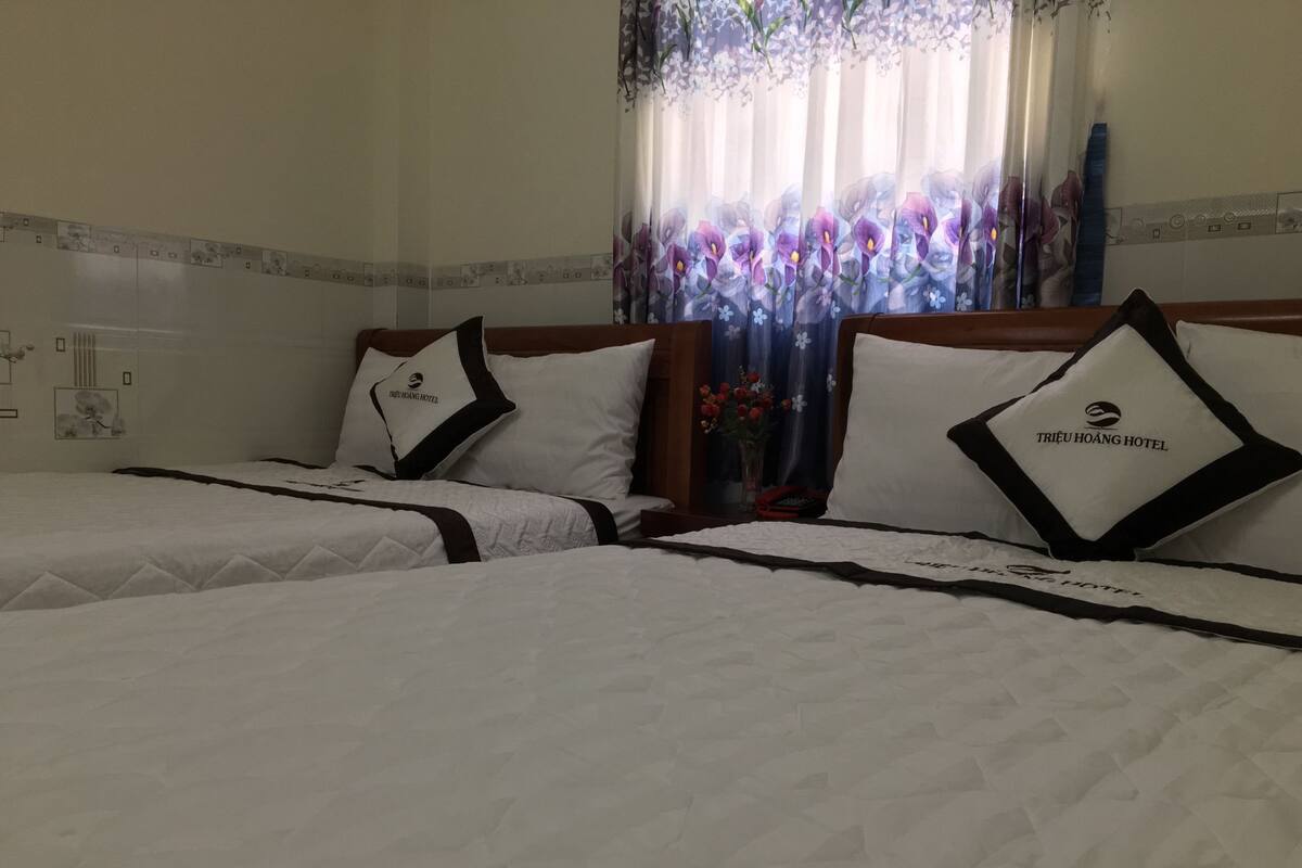 Quarto quádruplo standard | Frigobar, Wi-Fi de cortesia, roupa de cama