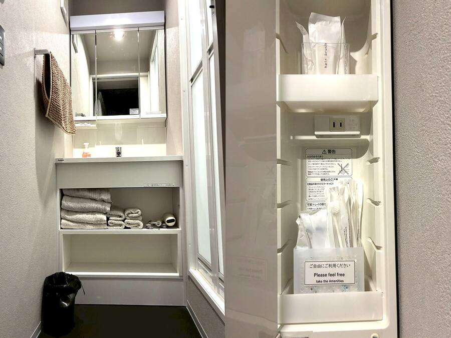 Casa Familiar | Casa de banho | Um polibã, um chuveiro fixo, artigos de higiene pessoal grátis