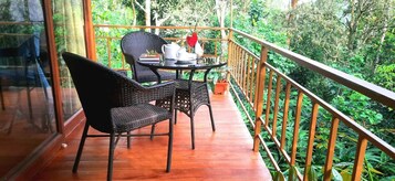 Casa na Árvore Exclusiva, vista para o jardim | Varanda