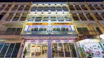 Fachada do alojamento (tarde/noite)