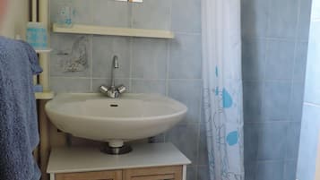 Quarto Duplo (Bleue) | Casa de banho | Um polibã, um secador de cabelo, toalhas fornecidas