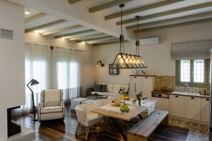 Vila superluxo, 3 quartos, piscina particular | Área de estar | Smart TV, lareira, DVD player, dock para MP3