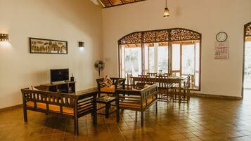 Private Villa | Sala de estar | TV de ecrã plano