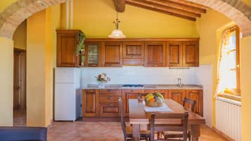 Apartamento, 3 quartos | Cozinha privada | Geladeira grande, micro-ondas, cooktop, chaleira elétrica