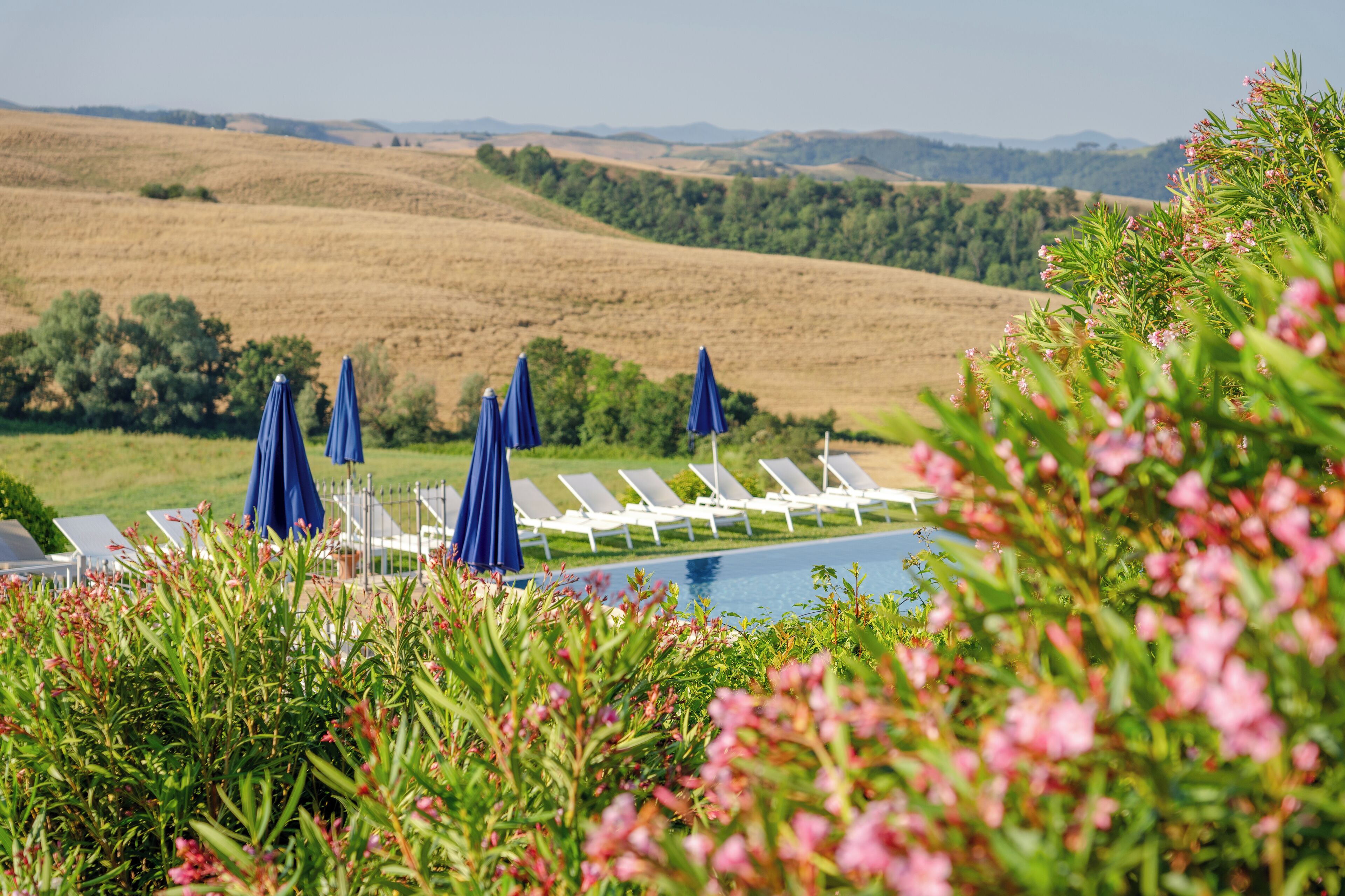 Piscina externa, guarda-sóis, espreguiçadeiras