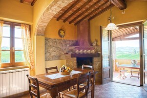 Apartamento, 3 quartos | Cozinha privada | Um frigorífico/congelador grande, um micro-ondas, uma placa de cozinha 