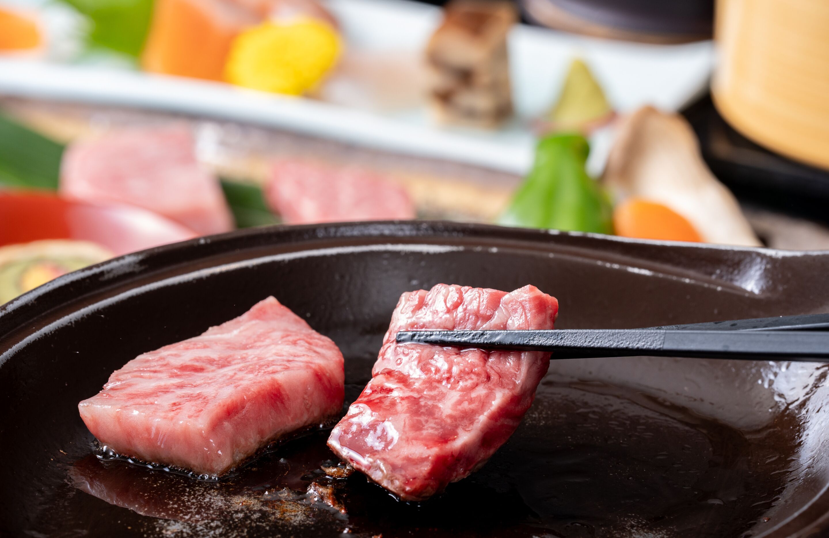 Close-up de carne crua a cozinhar numa frigideira.