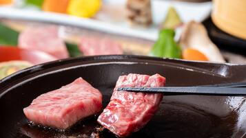 Close-up de carne crua a cozinhar numa frigideira.