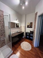 Quarto casal luxo | Banheiro | Chuveiro, ducha de hidromassagem, produtos de toalete grátis 