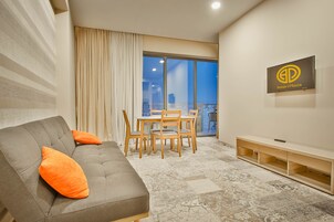 Quarto família, 1 quarto, para não fumantes | Sala de estar | TV LED