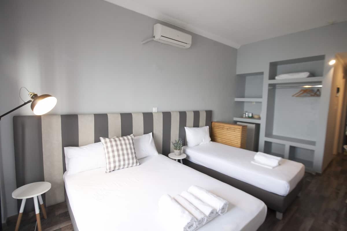 Quarto triplo luxo | Ferros/tábuas de passar roupa, berços grátis, Wi-Fi de cortesia