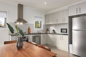 Apartamento, 2 quartos | Cozinha privada | Um frigorífico/congelador grande, um micro-ondas, um forno 