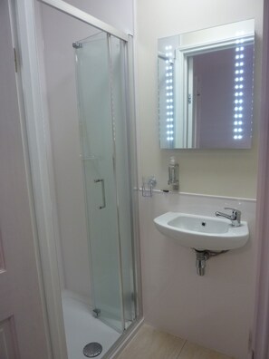 Um polibã, um secador de cabelo, toalhas fornecidas 